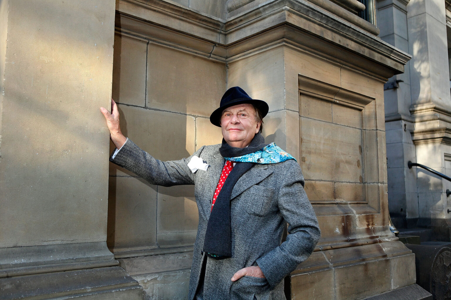 Barry Humphries, Australian Comedian Best Known for Alter-ego Dame Edna ...